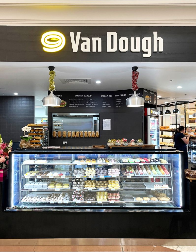 THIẾT KẾ BẢNG HIỆU – VAN DOUGH – TheMonest